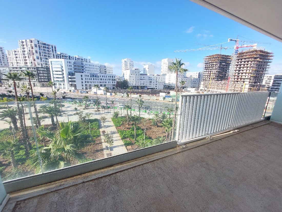 Joli studio vide avec grande terrasse - Mubawab