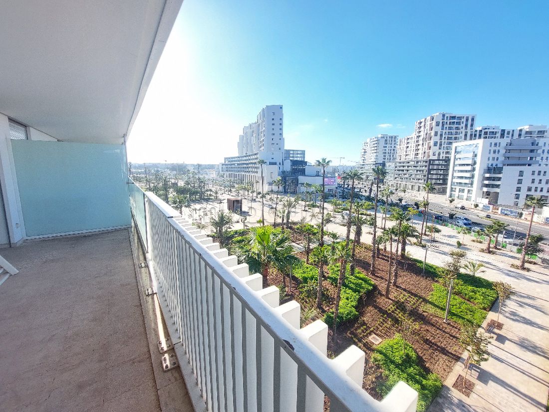 Joli studio vide avec grande terrasse - Mubawab